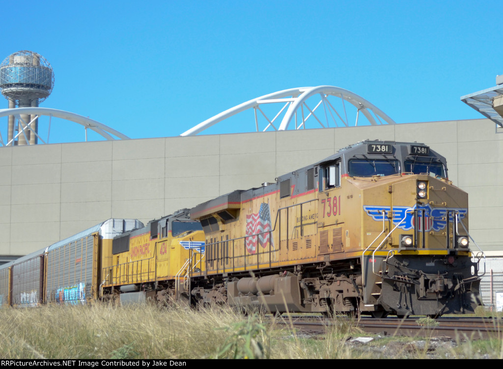 UP 7381 UP 434 pull racks south of Reunion Tower